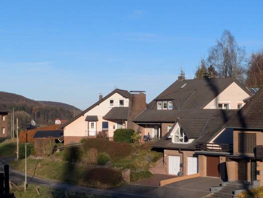 Haus mit Keller kaufen in Horn-Bad Meinberg Veldrom | immowelt